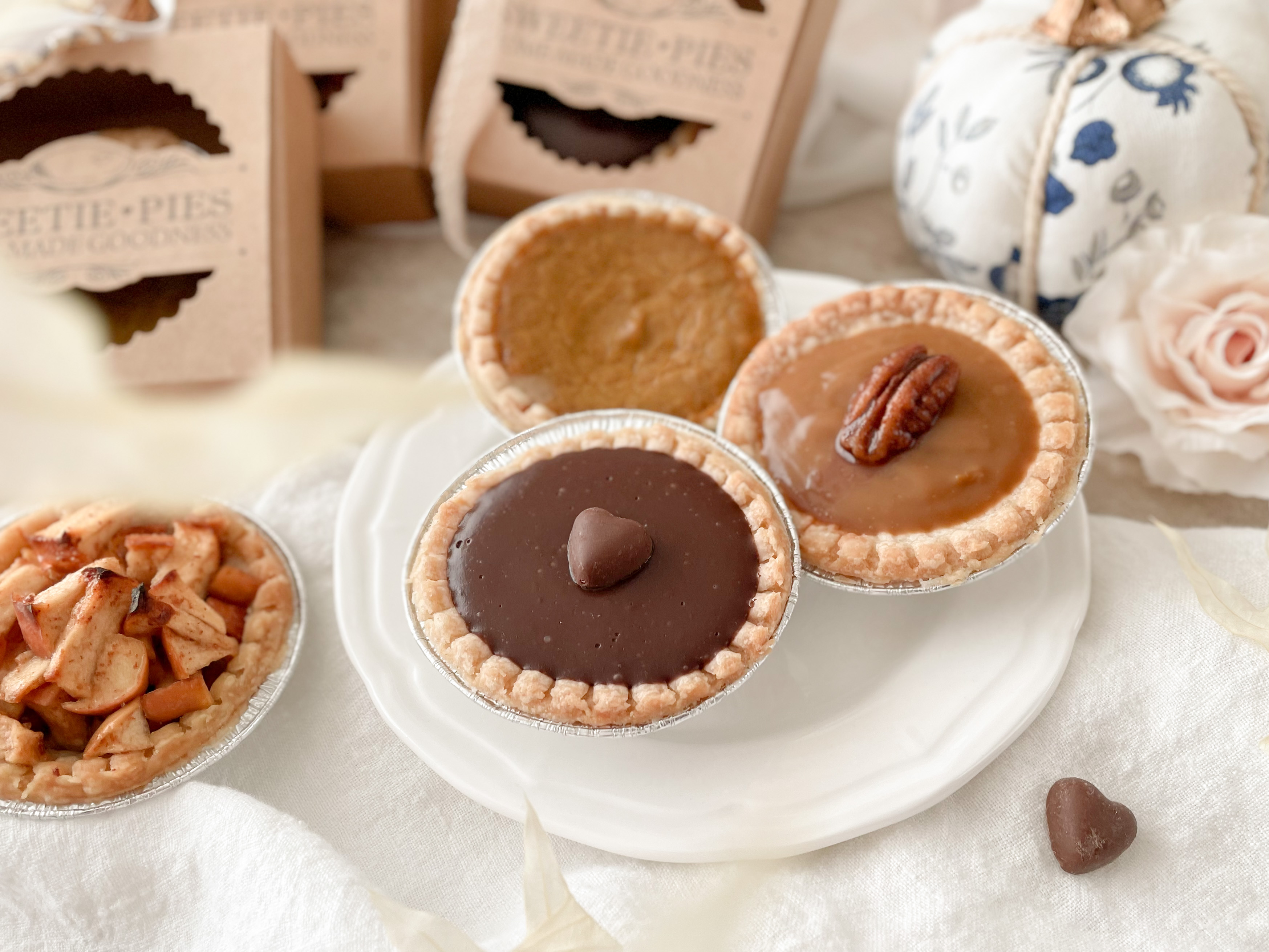 MINI PIE FAVOURS 4 WAYS WITH WEDDINGSTAR